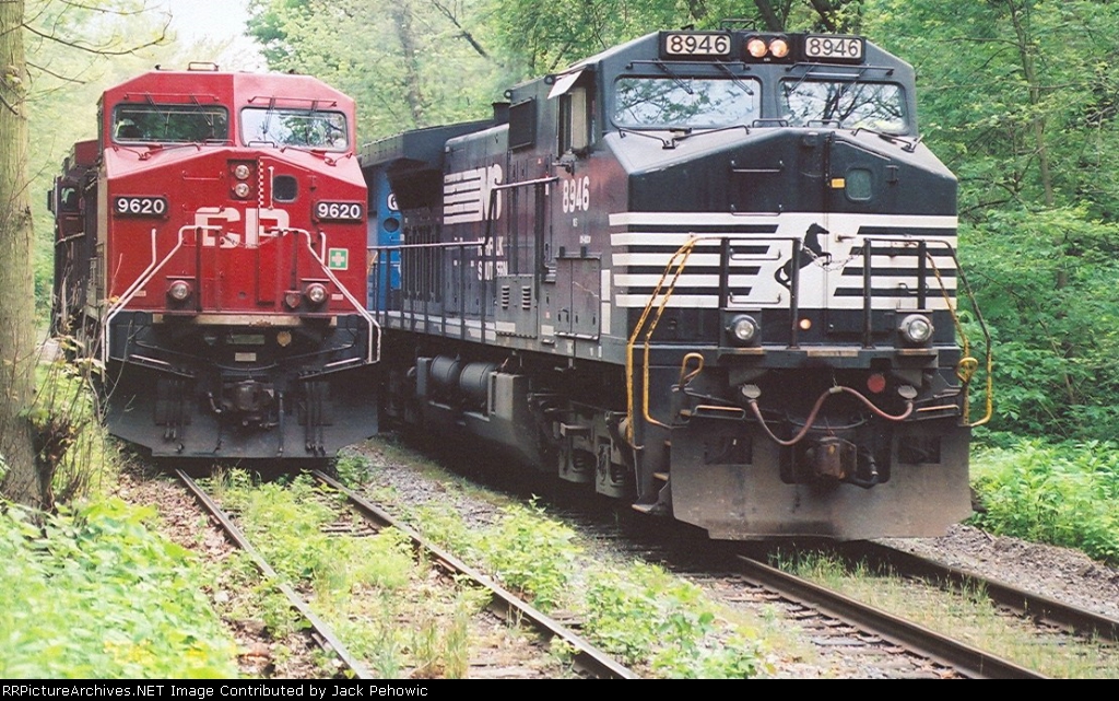 NS 12R/413 passes outlawed CP 513 at Banks Siding